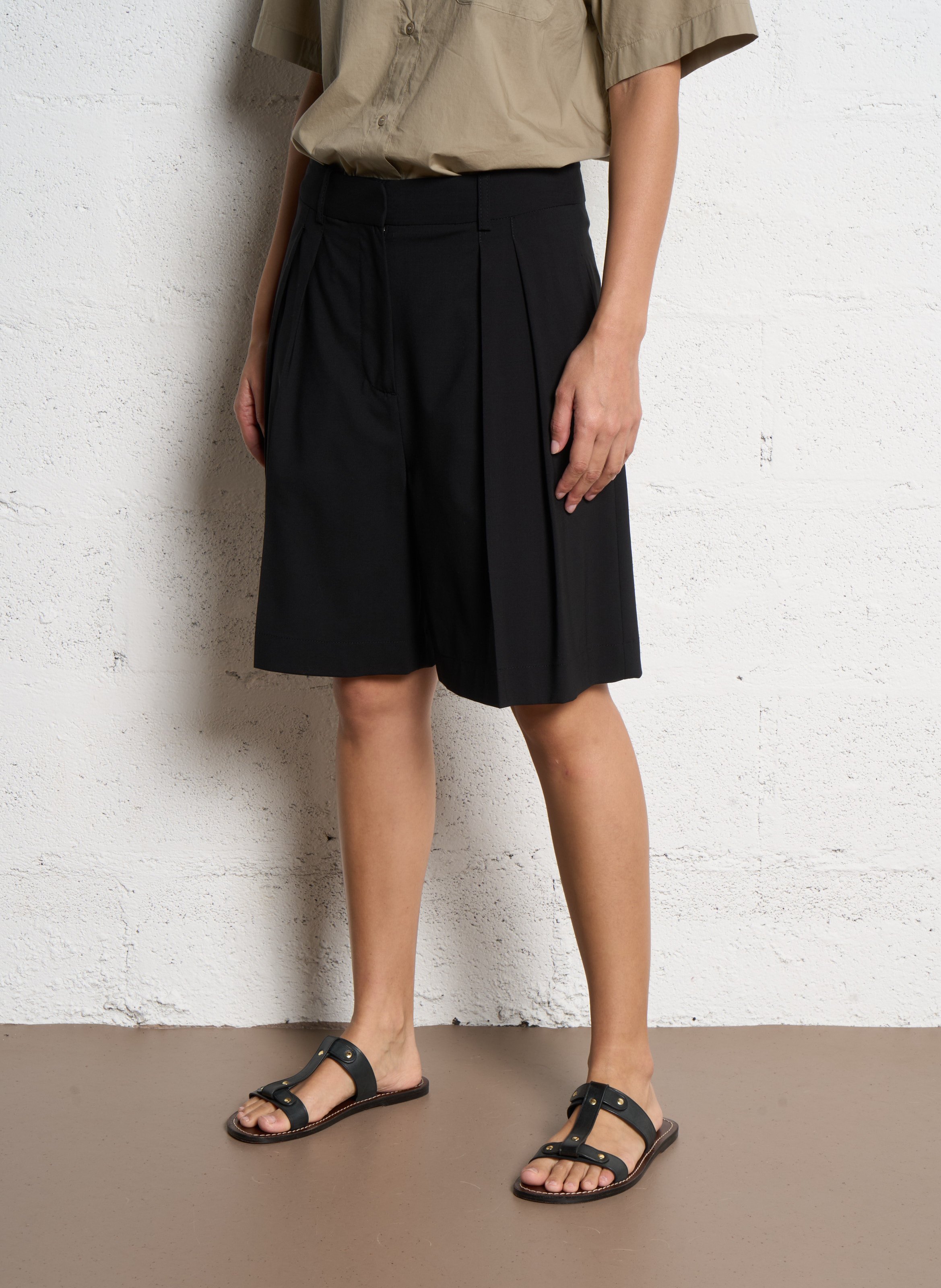 Rechte short met plooitjes Black Masscob - Dames S25-720N | Place des Tendances