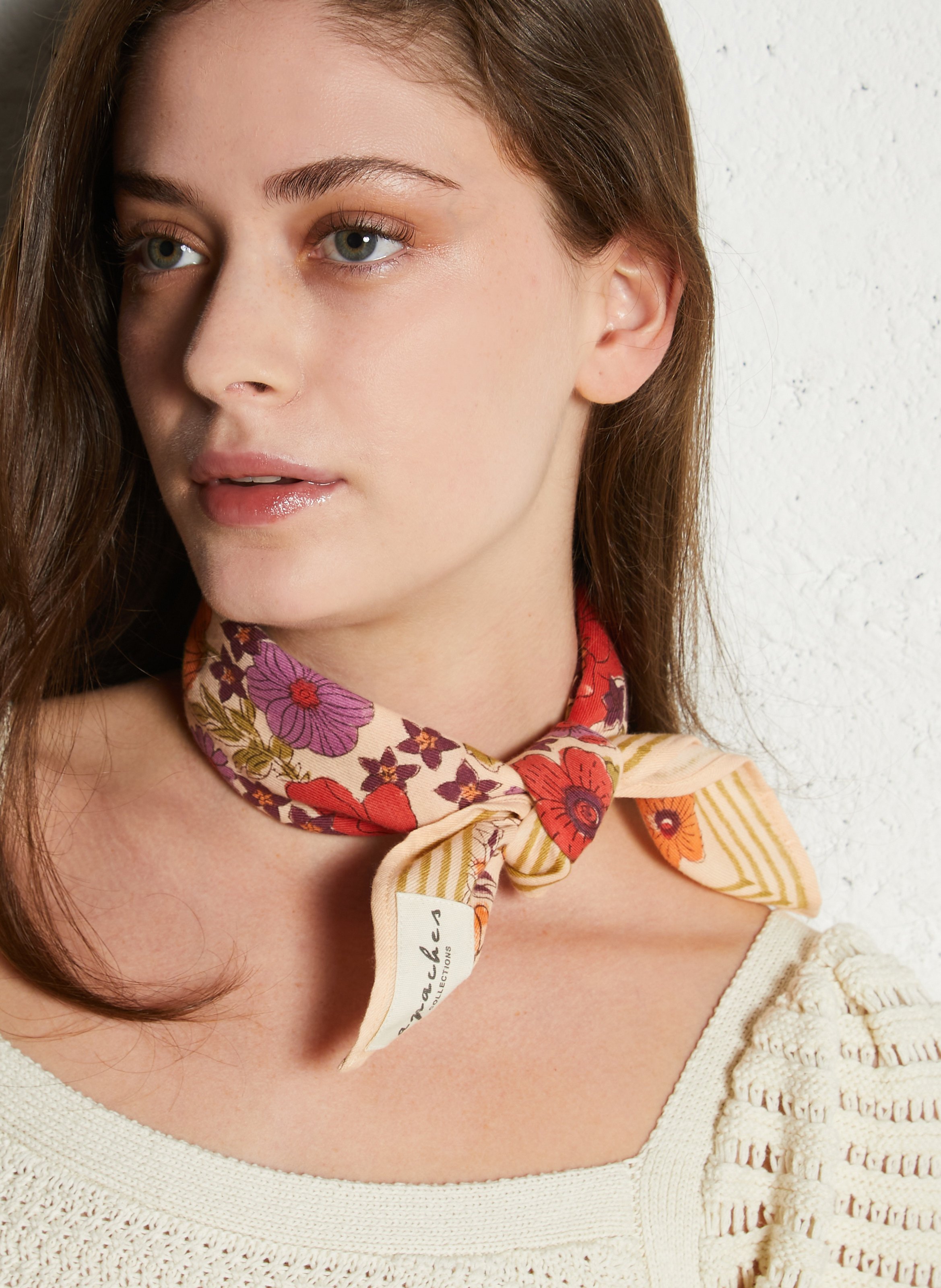 Foulard carré à motifs fleuris Manika Macadamia Apaches collections - Femme ASMFOMAJOMA | Place ...