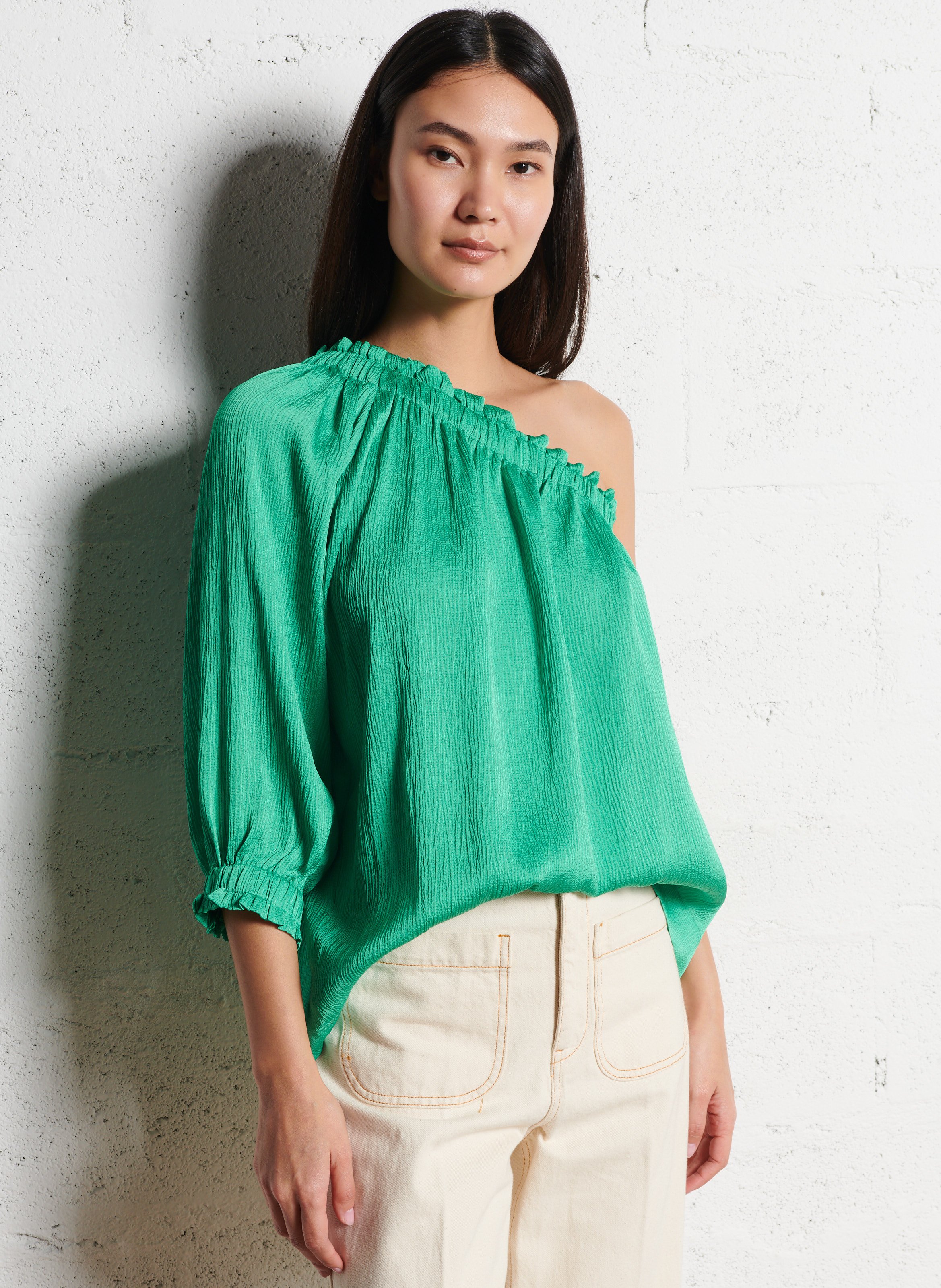 Top col bateau asymétrique satiné Lydia Vert Suncoo - Femme S25C07332 ...