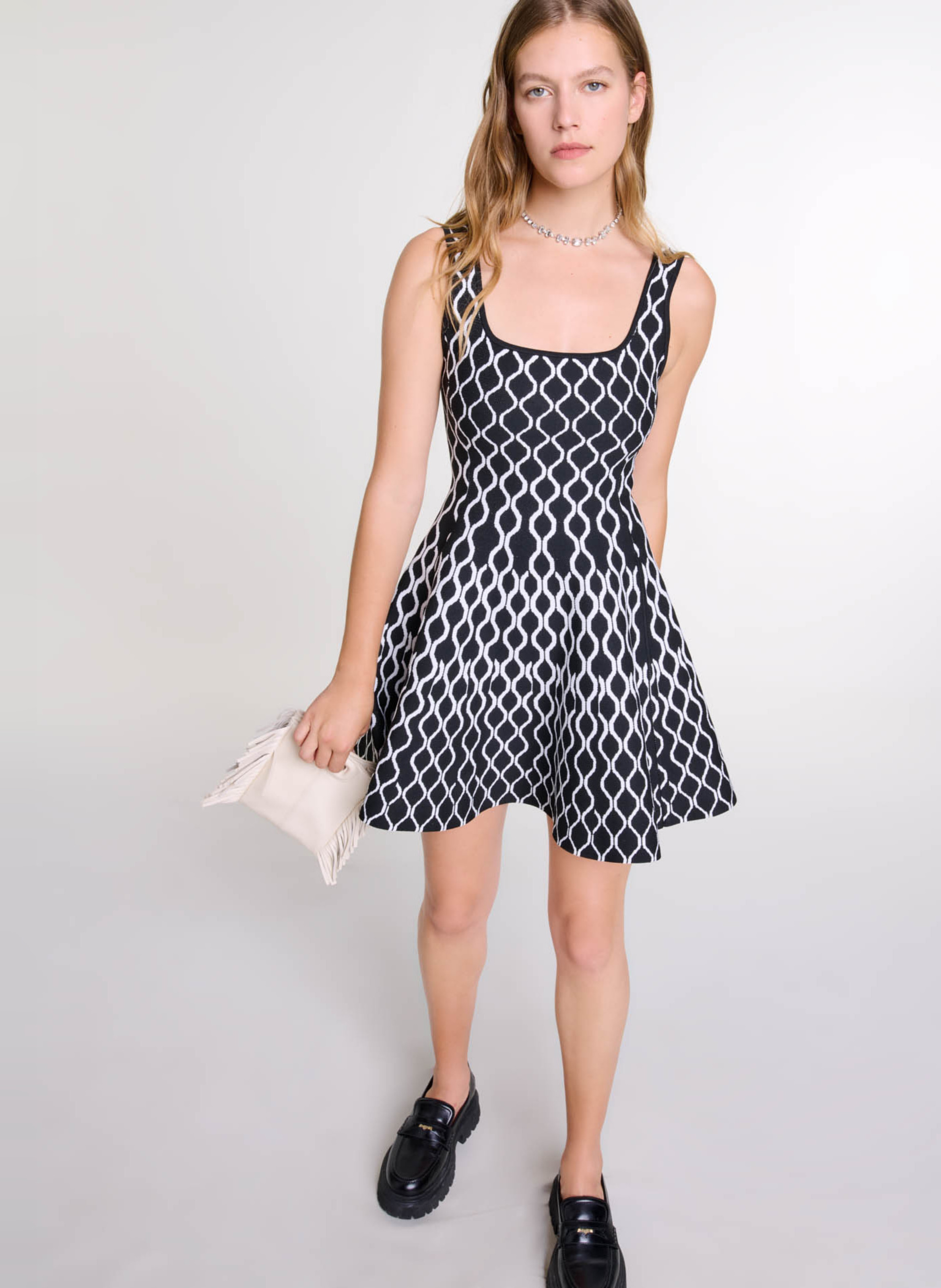 Robe courte cintrée col carré à imprimé graphique Noir - blanc Maje ...