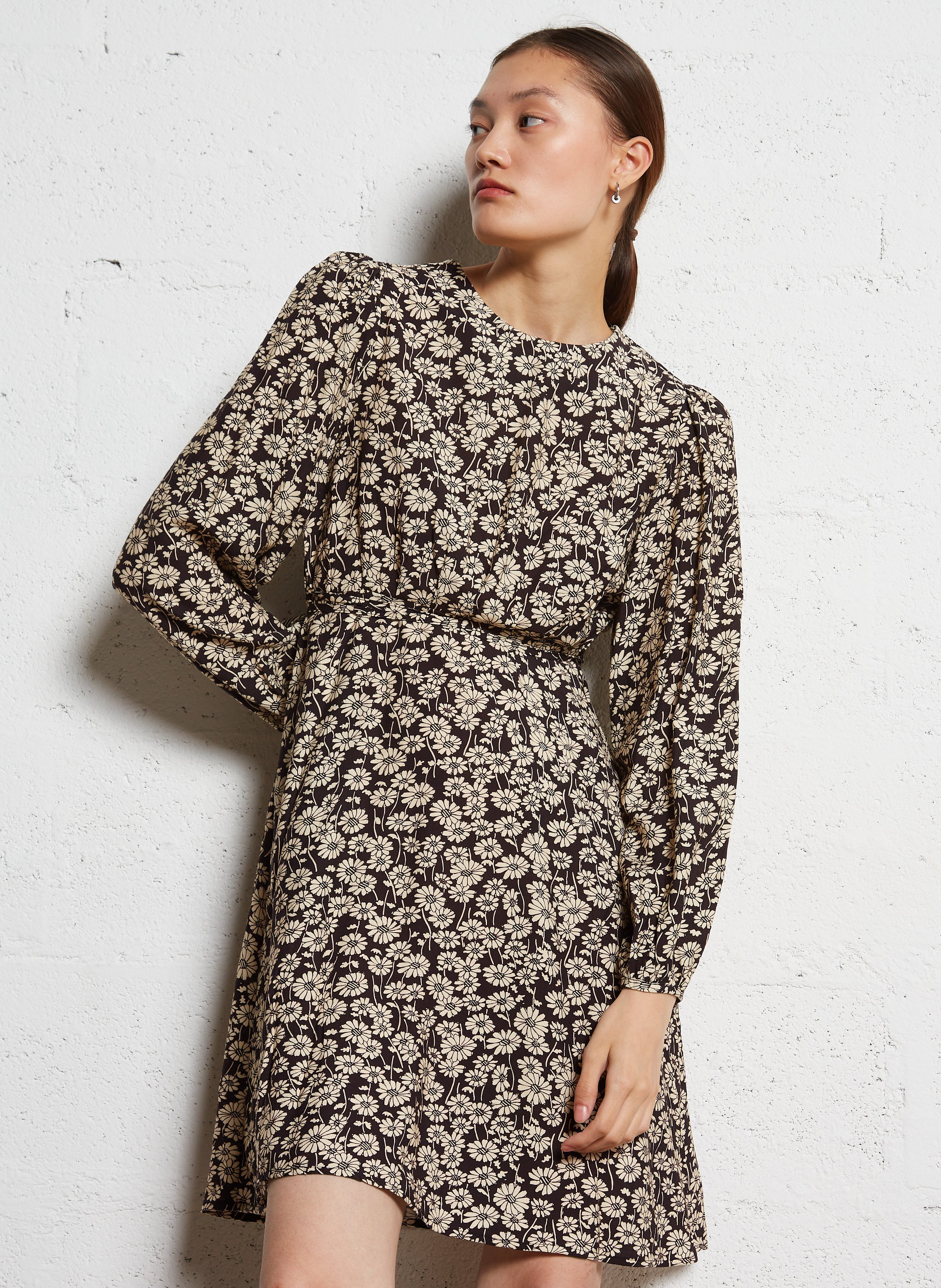 Vestido corto con cuello redondo y estampado de flores Marron The ...