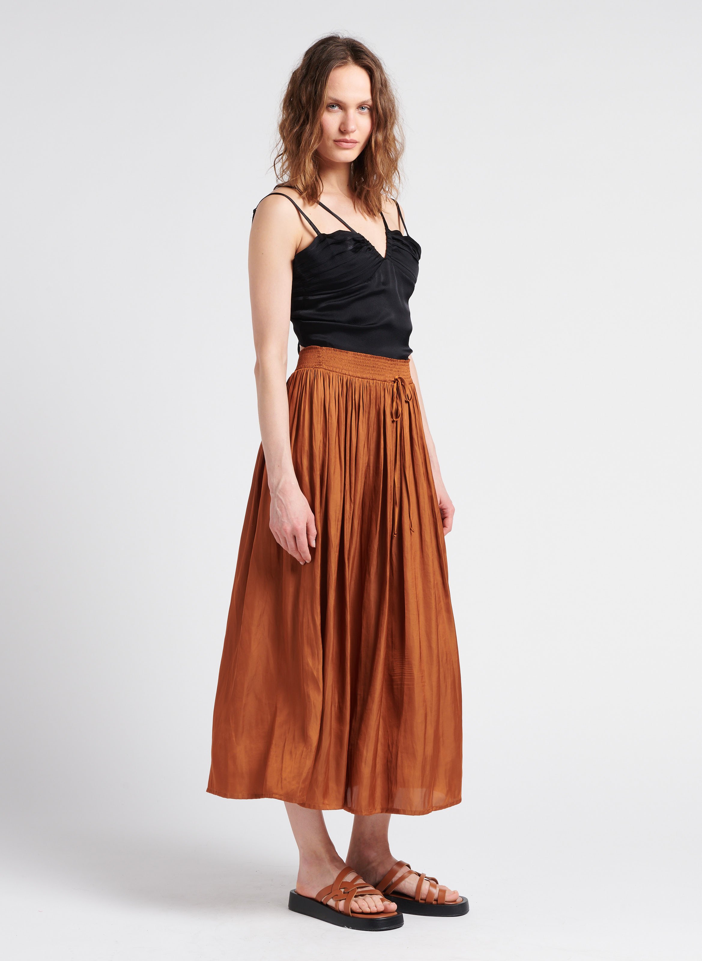 Lange Rok Van Soepelvallend Satijn Met Smokwerk Lao Sunset Sessun ...